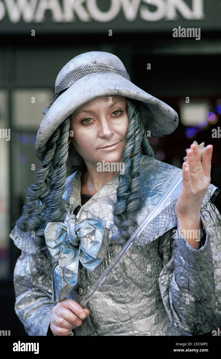 Covent garden living statue hi-res stock photography and images - Alamy