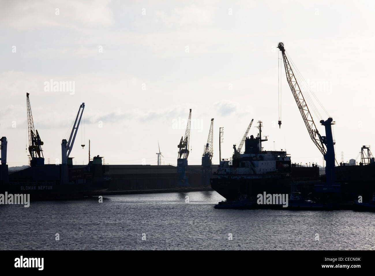 Cranes at Hull Port Stock Photo - Alamy