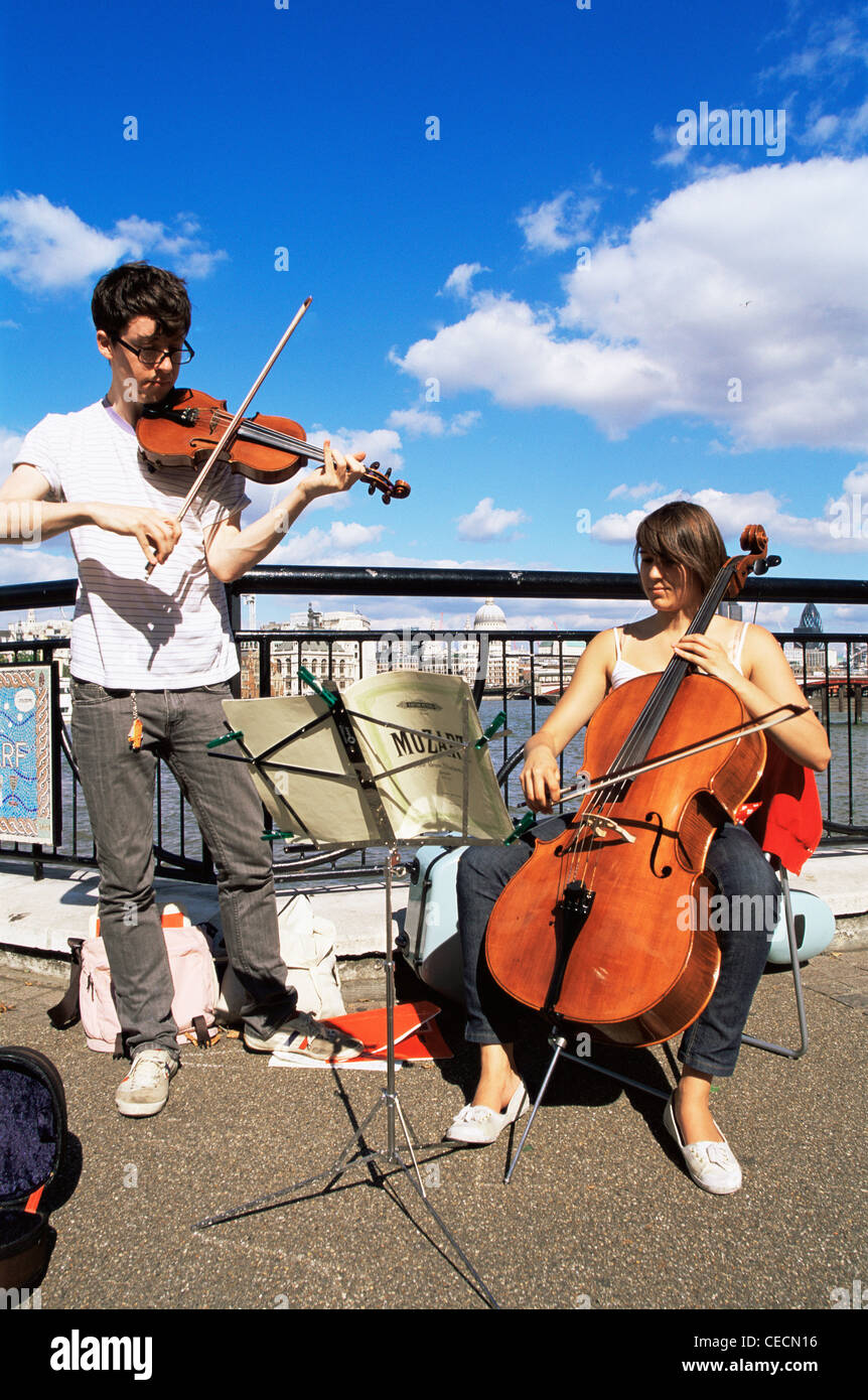 Street performers southbank london hi-res stock photography and images ...