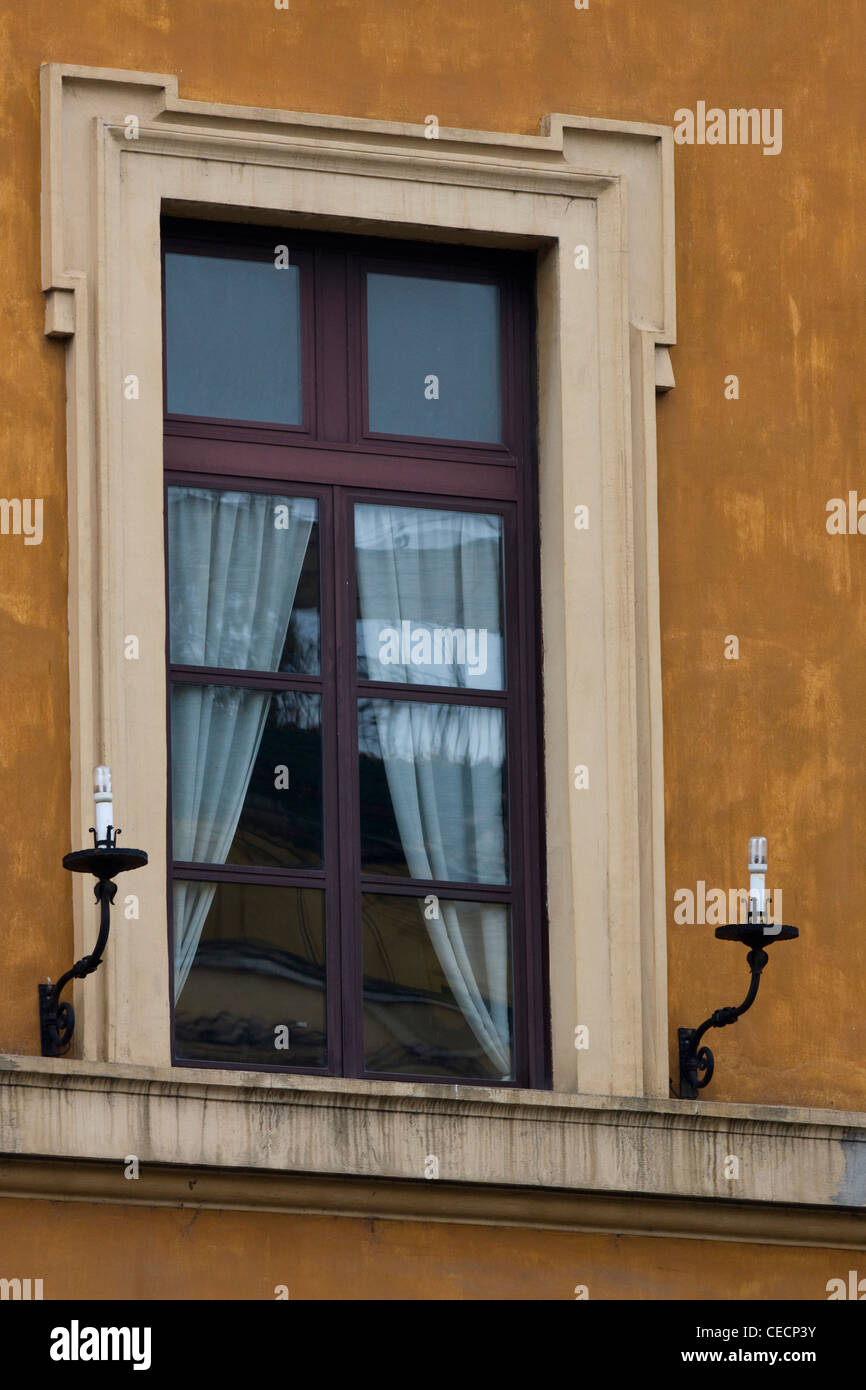 Building with traditional window in Rome Italy Stock Photo - Alamy