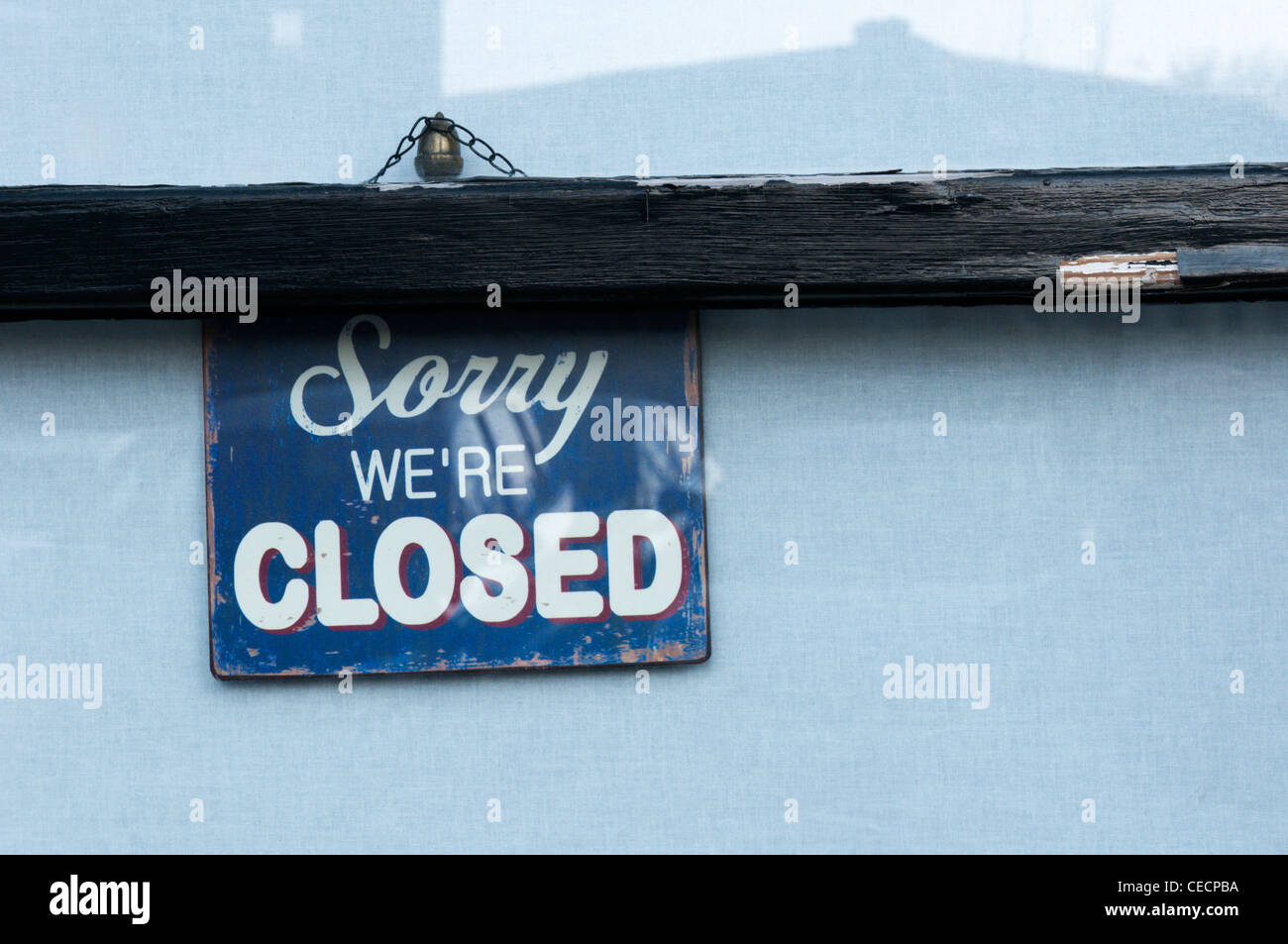 A 'Sorry we're closed' sign on the door of a shop Stock Photo - Alamy
