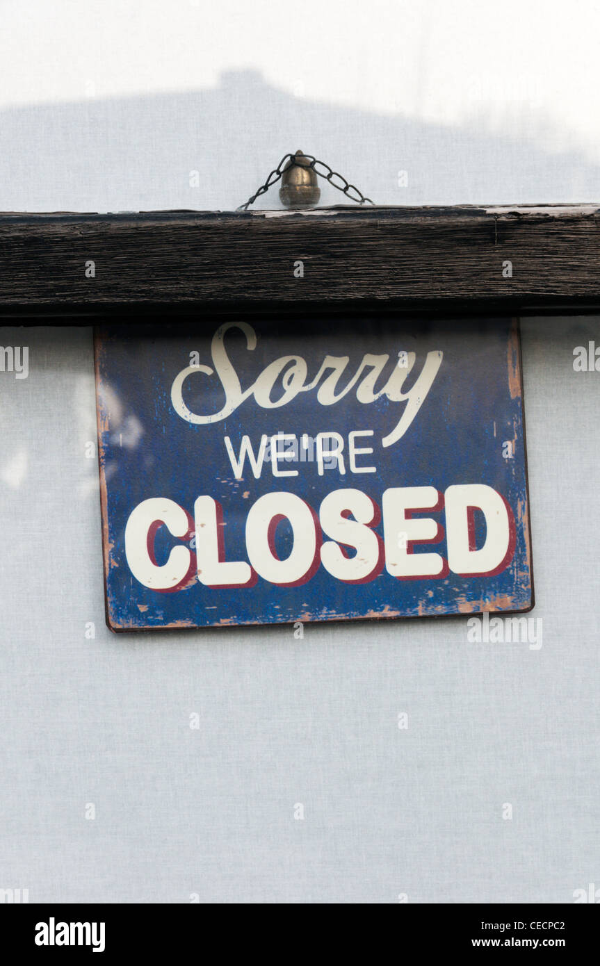 A 'Sorry we're closed' sign on the door of a shop Stock Photo - Alamy