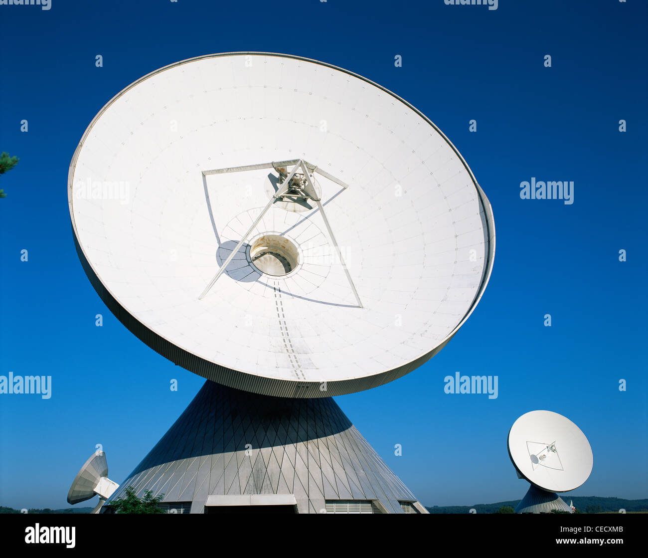 Satellite station hi-res stock photography and images - Alamy