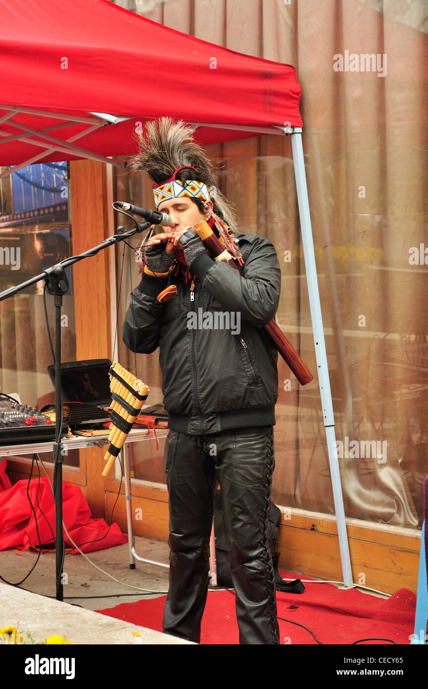 Artist performing hi-res stock photography and images - Alamy