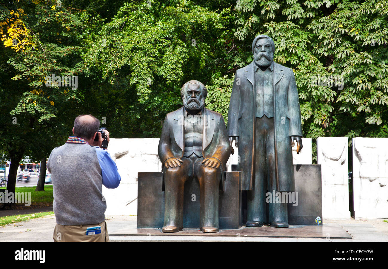 Karl marx friedrich engels sculpture hi-res stock photography and ...