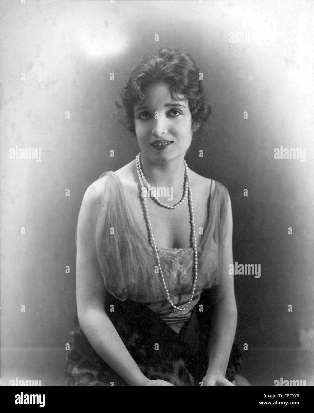 Alice joyce pearls hi-res stock photography and images - Alamy