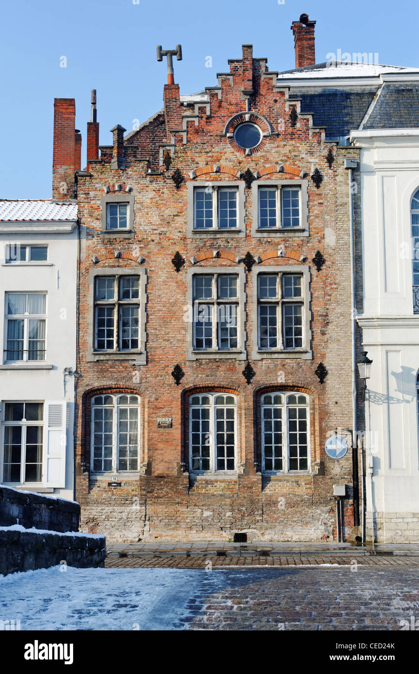 House front traditional sun hi-res stock photography and images - Alamy