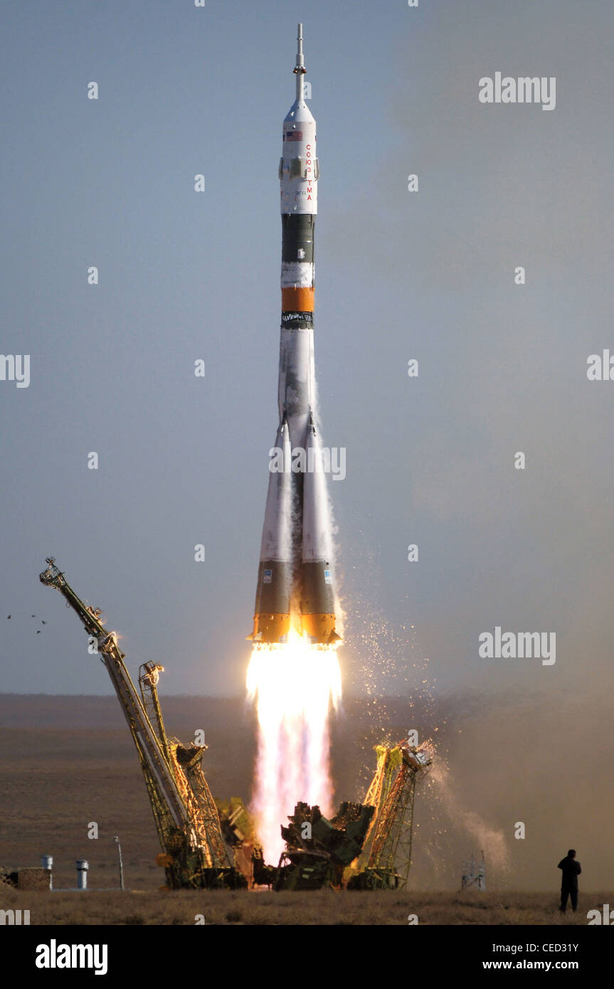 Soyuz rocket launches Soyuz TMA spacecraft Stock Photo - Alamy