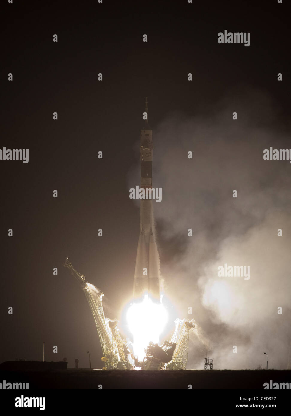 Soyuz rocket launches Soyuz TMA spacecraft Stock Photo - Alamy