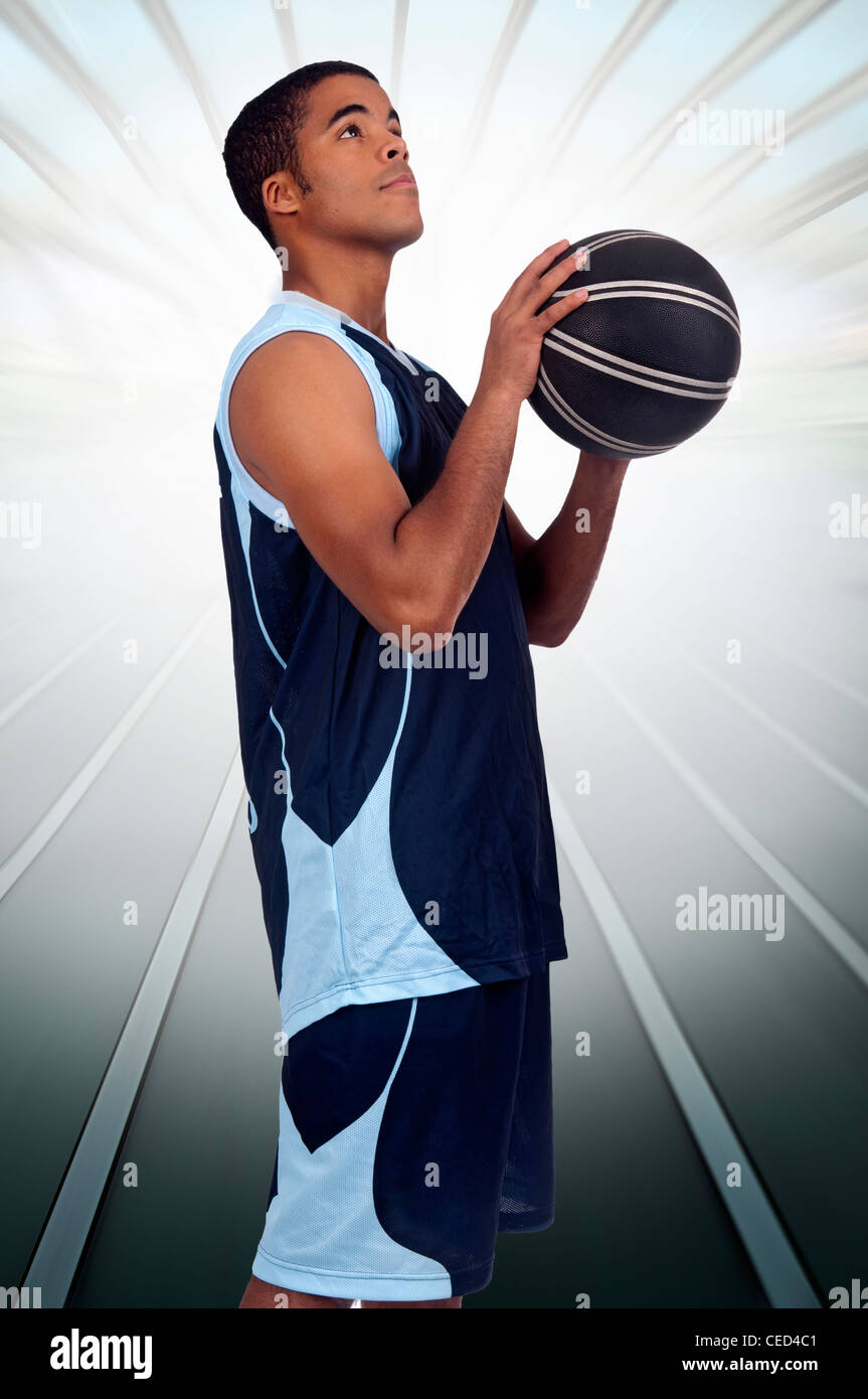 Basketball player ready to throw Stock Photo - Alamy