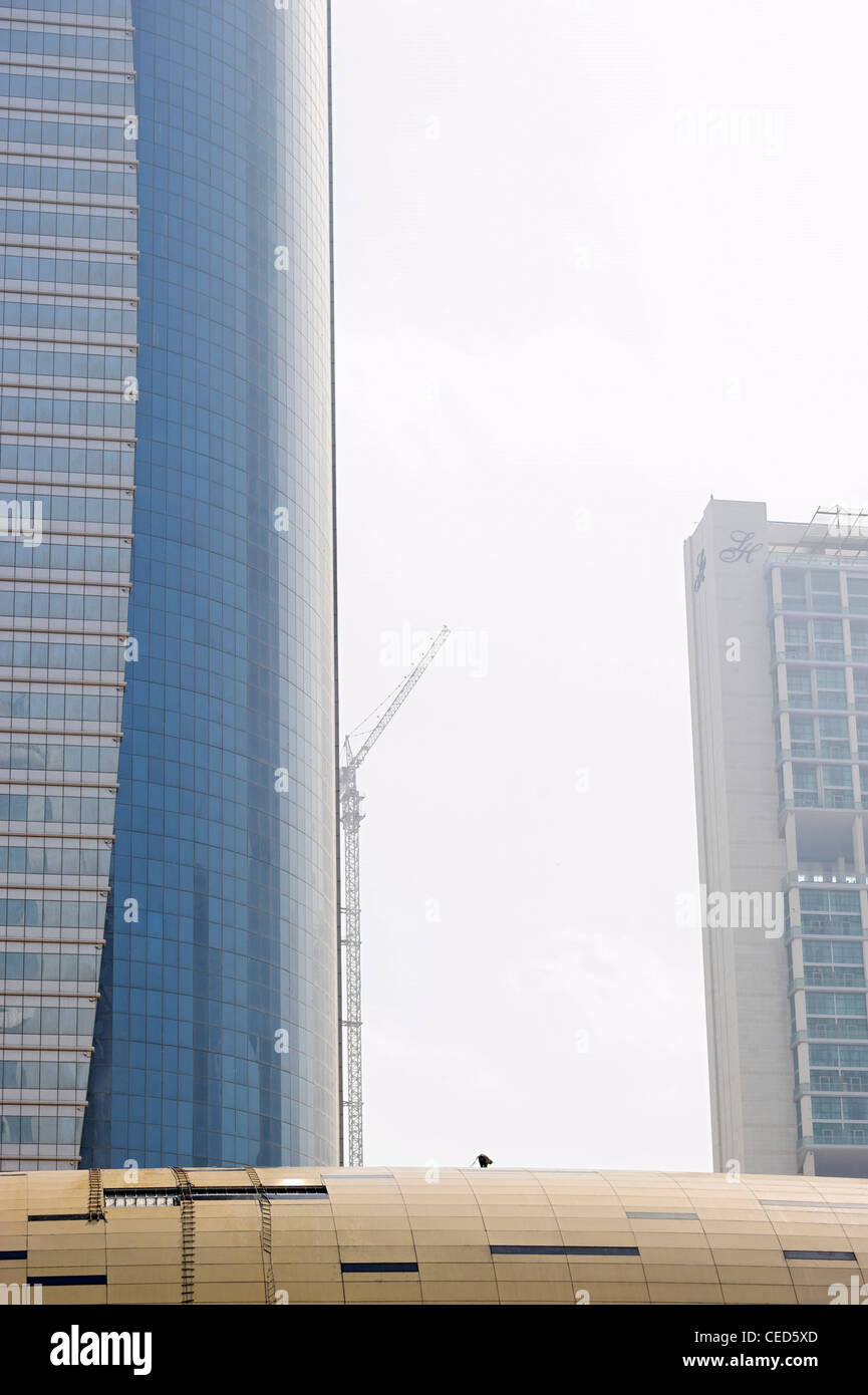 Scale, size comparison, dimensions, a worker on the roof of a Metro ...