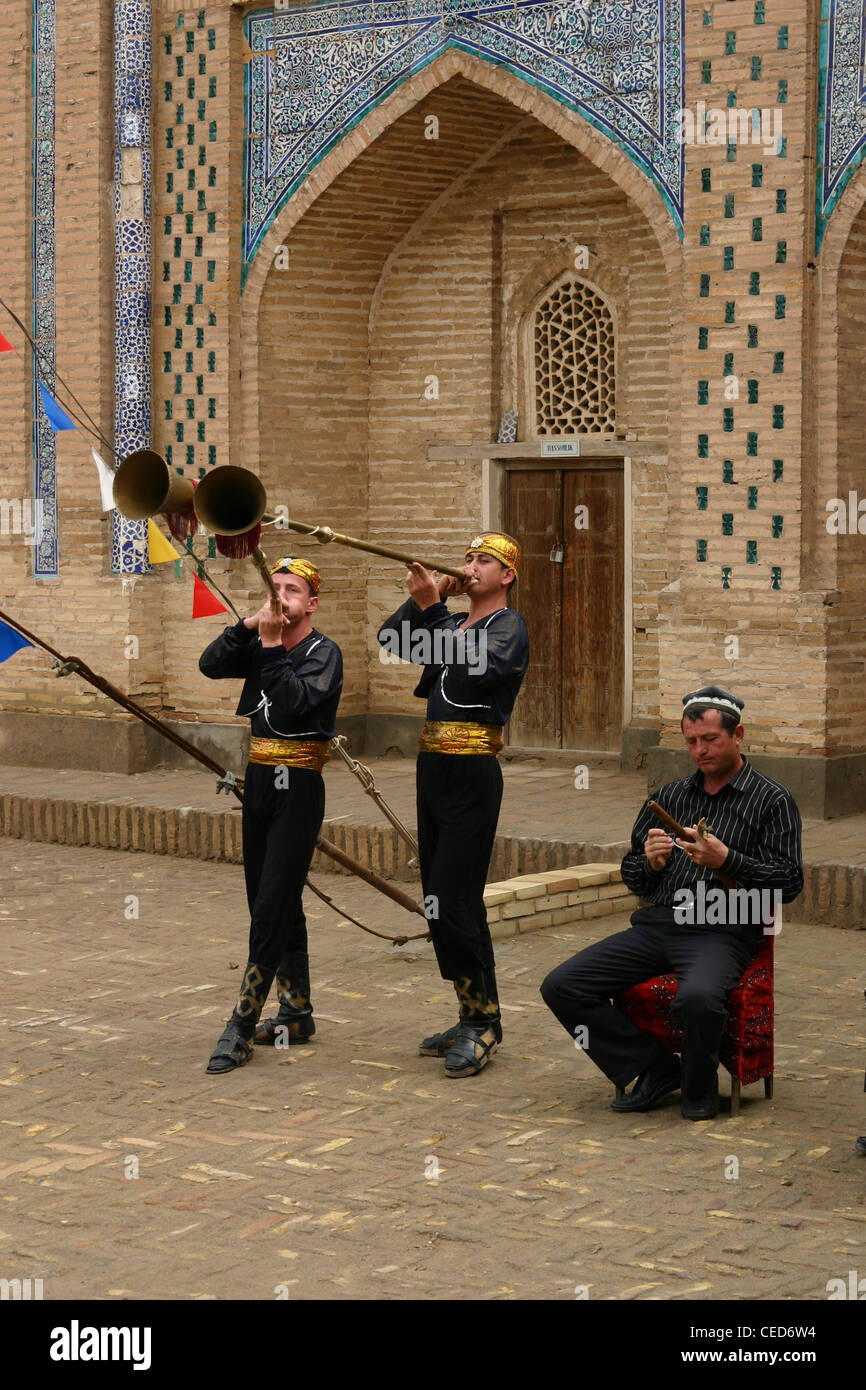 Long trumpet hi-res stock photography and images - Alamy