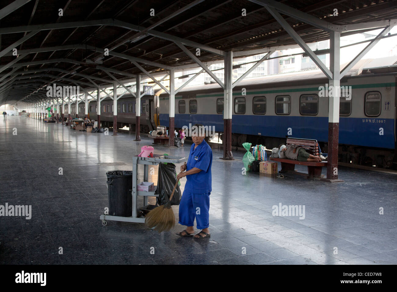 Platform Cleaner Hualamphong Railway Station Bangkok Thailand Stock ...