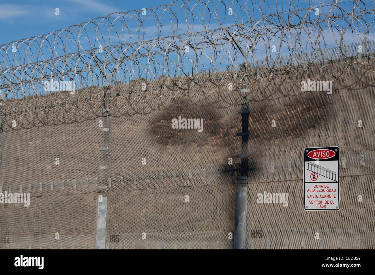California mexico border sign hi-res stock photography and images - Alamy