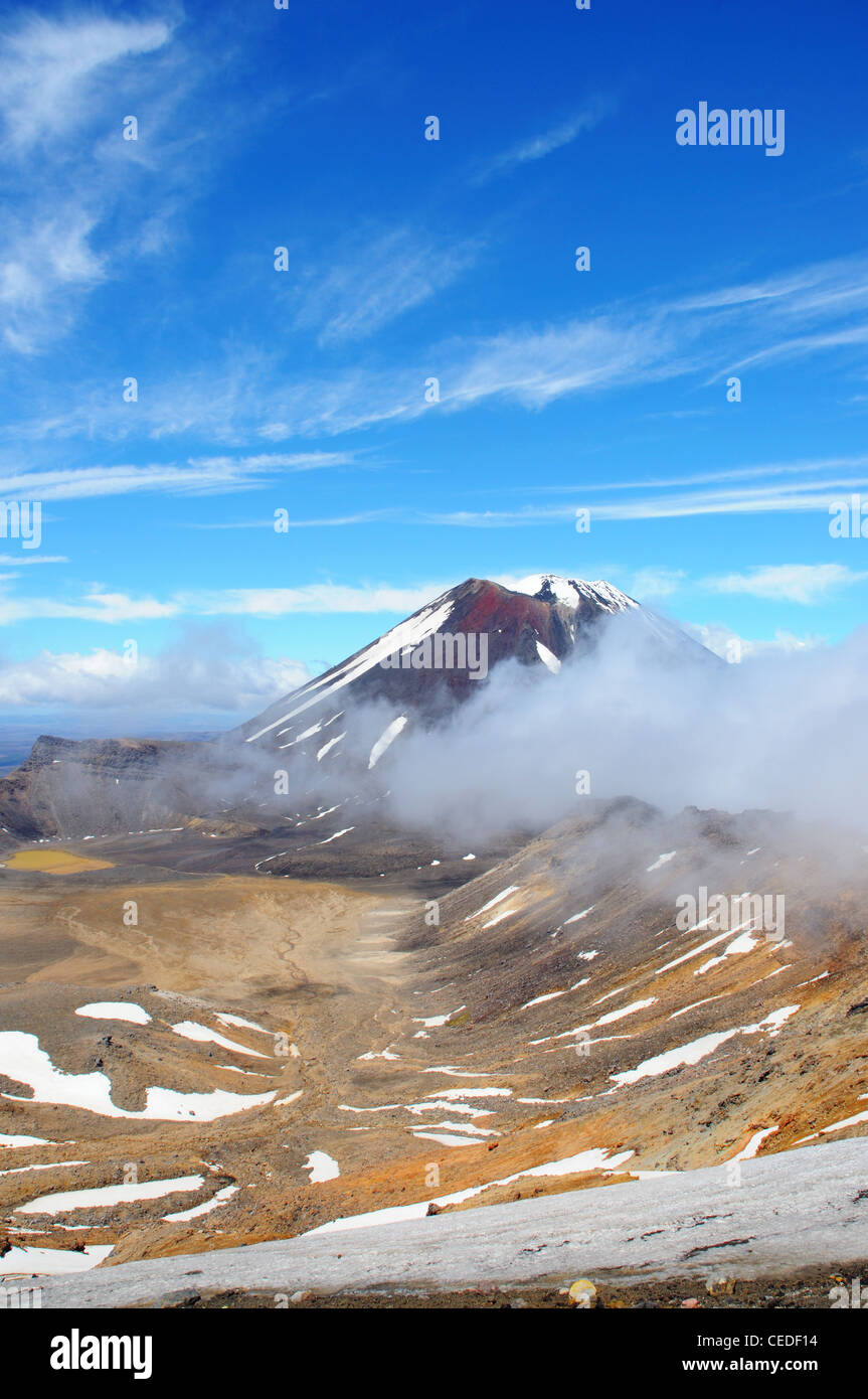 Tongariro national park and volcano hi-res stock photography and images ...