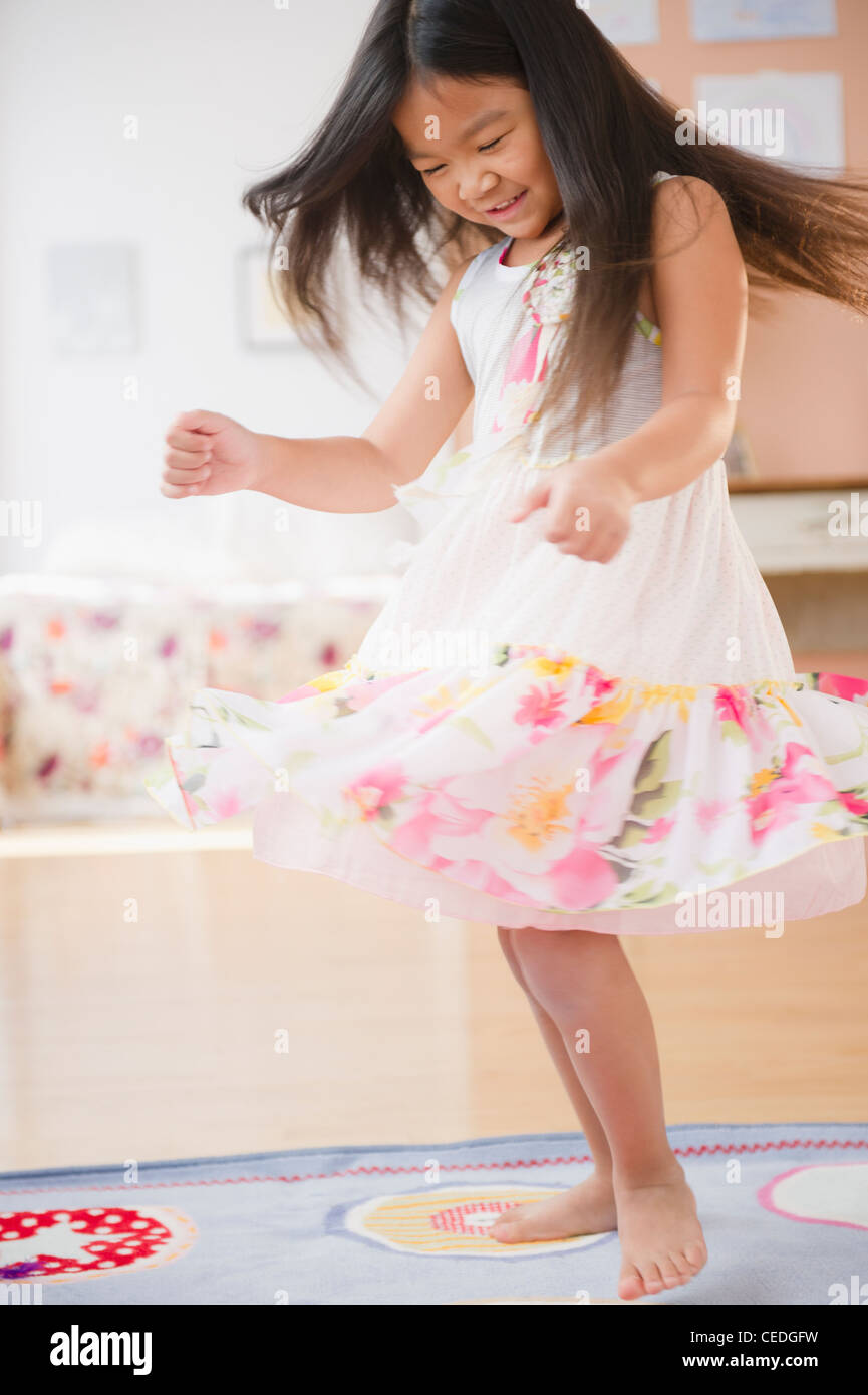 Korean girl dancing hi-res stock photography and images - Alamy