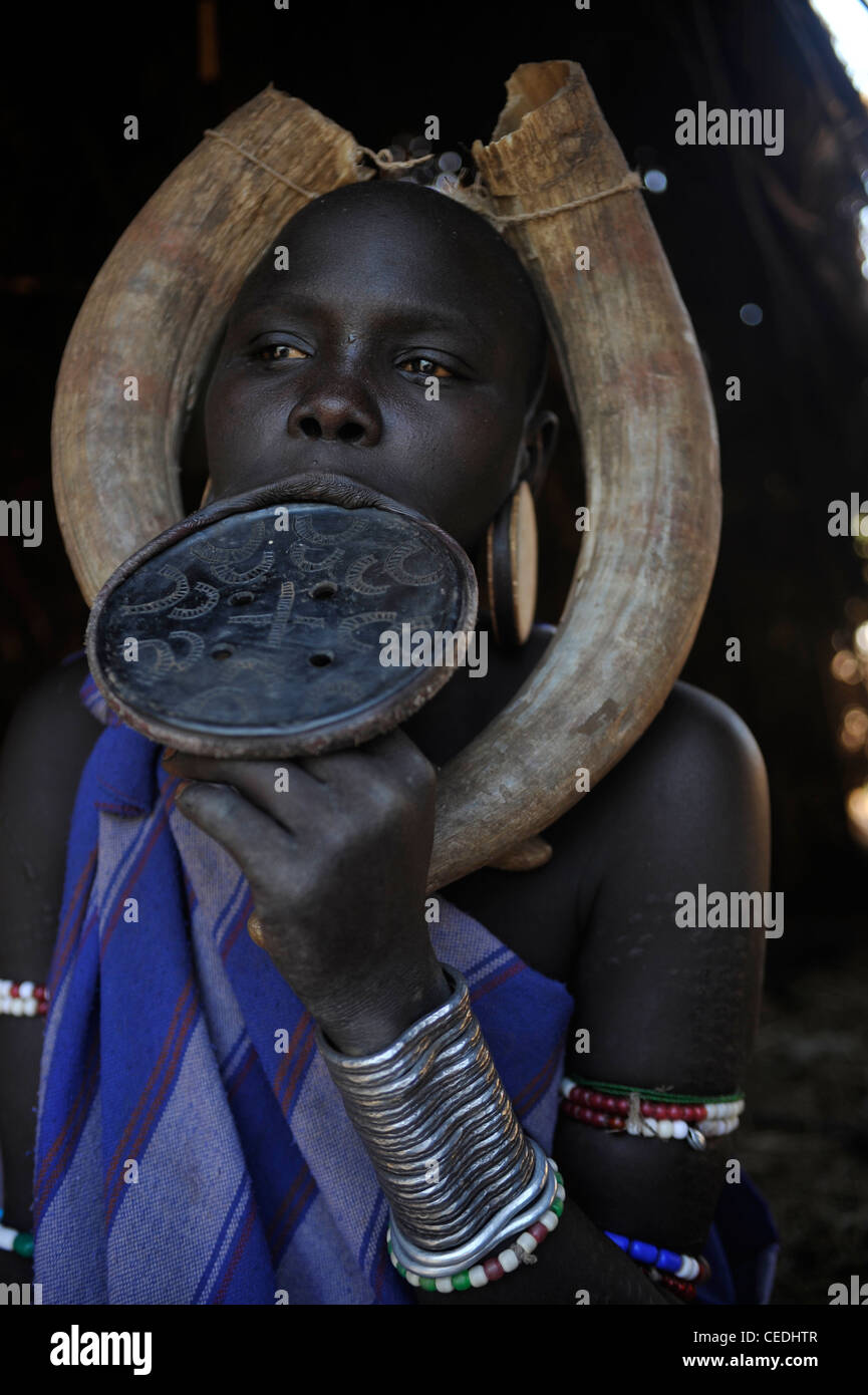 MURSI TRIBE,ETHIOPIA,PLATE WOMAN Stock Photo - Alamy