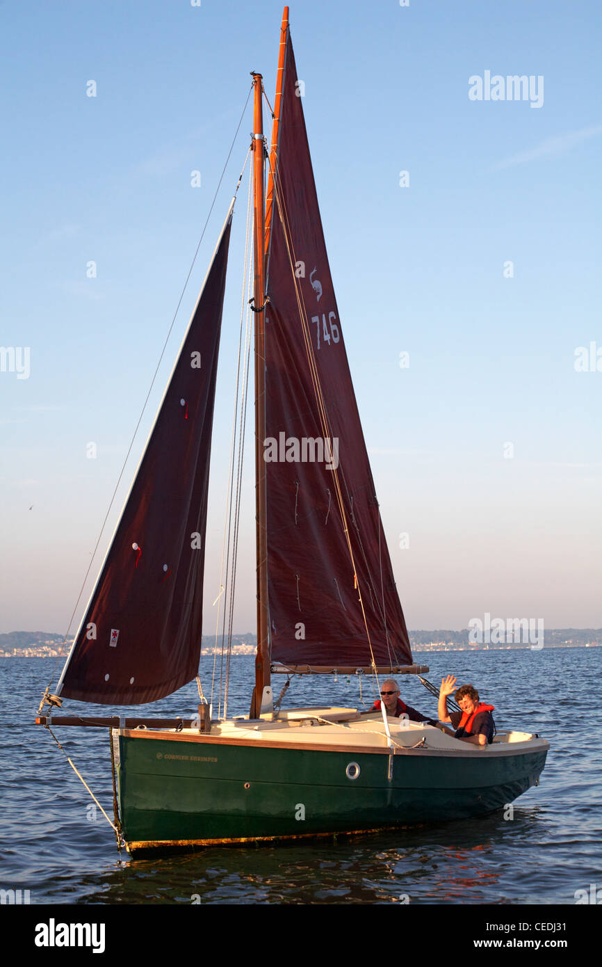 Yacht in cornish bay hi-res stock photography and images - Alamy