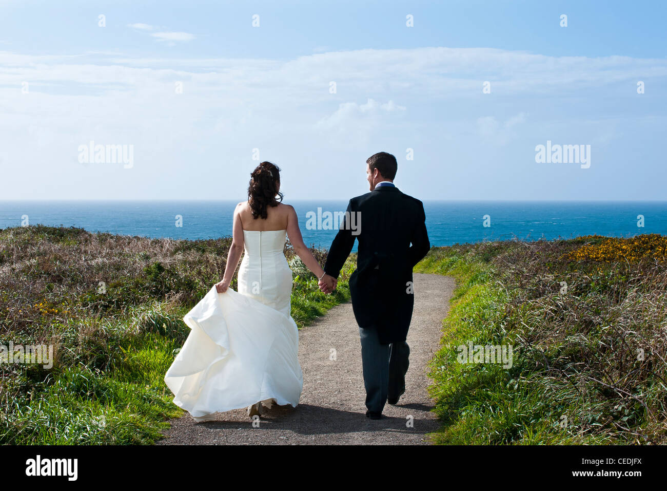 Newly wed couple walking hi-res stock photography and images - Alamy