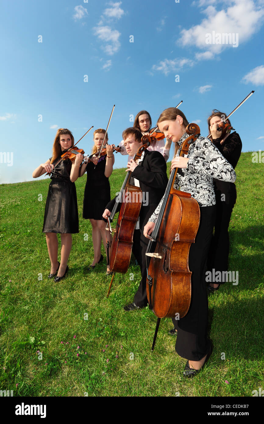 Violinists hi-res stock photography and images - Alamy