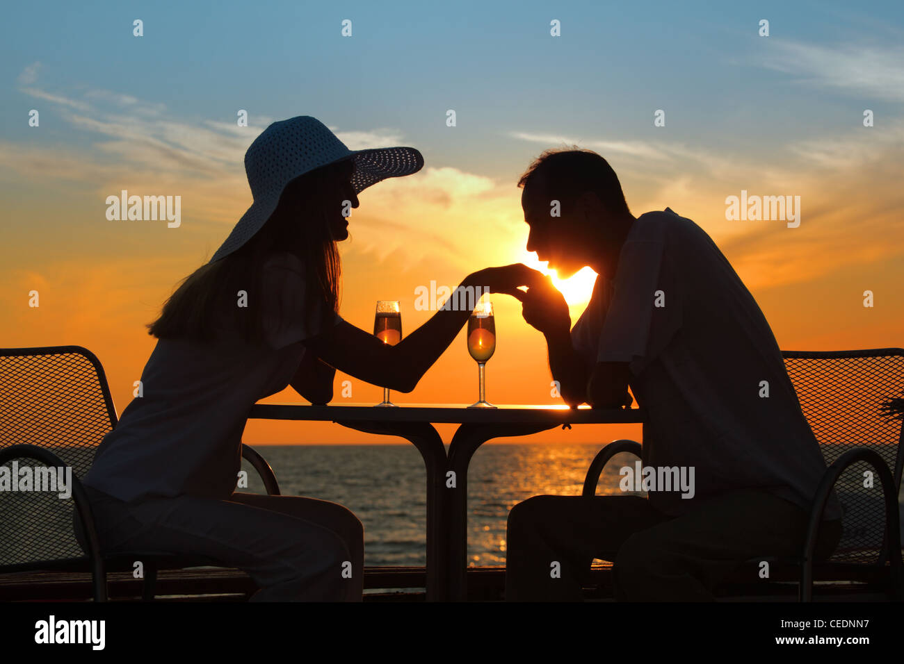 Romantic couple silhouette table hi-res stock photography and images ...
