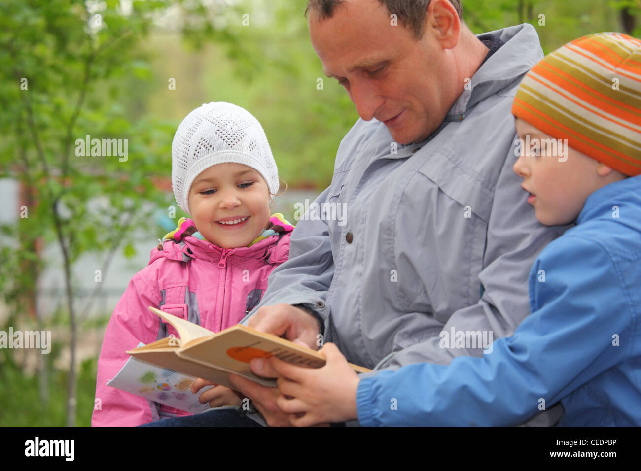 father reads book for kids, focus on little girl Stock Photo - Alamy
