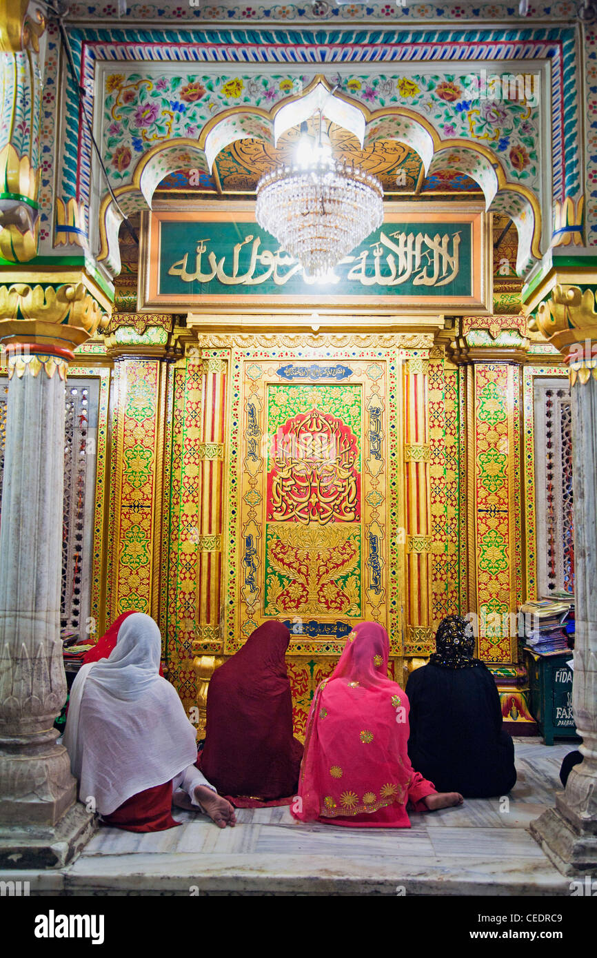 Nizamuddin Dargah Stock Photos & Nizamuddin Dargah Stock Images - Alamy