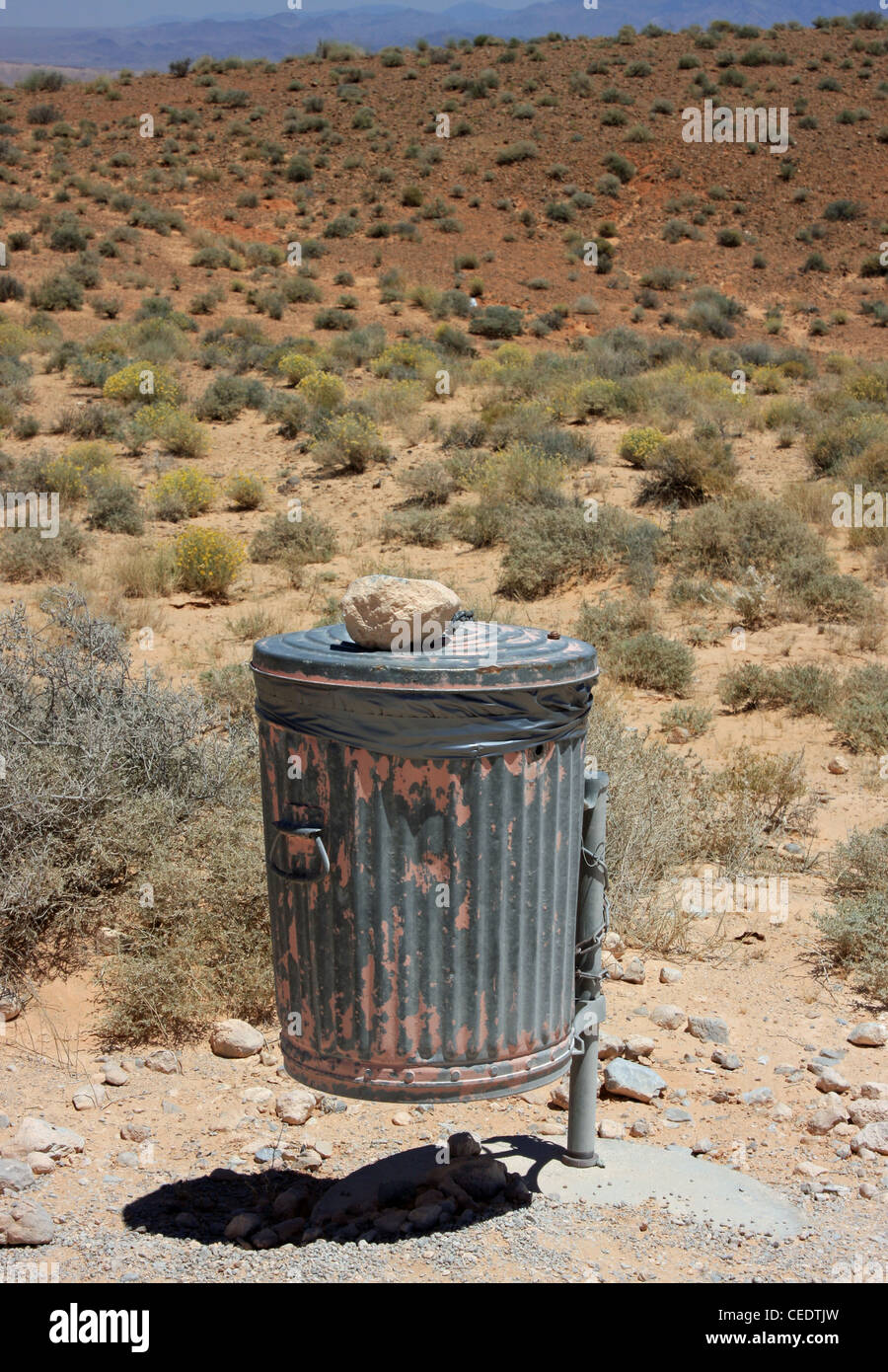 Waste bin fire hi-res stock photography and images - Alamy