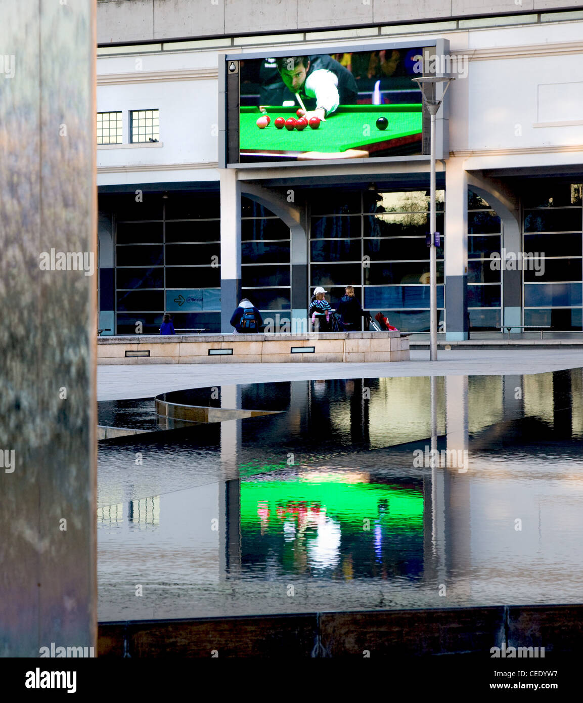 Giant television screen hi-res stock photography and images - Alamy