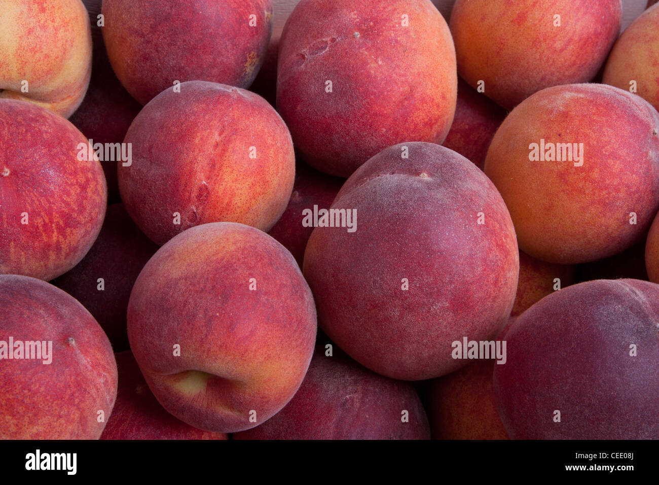 Pile of read fresh peaches Stock Photo - Alamy