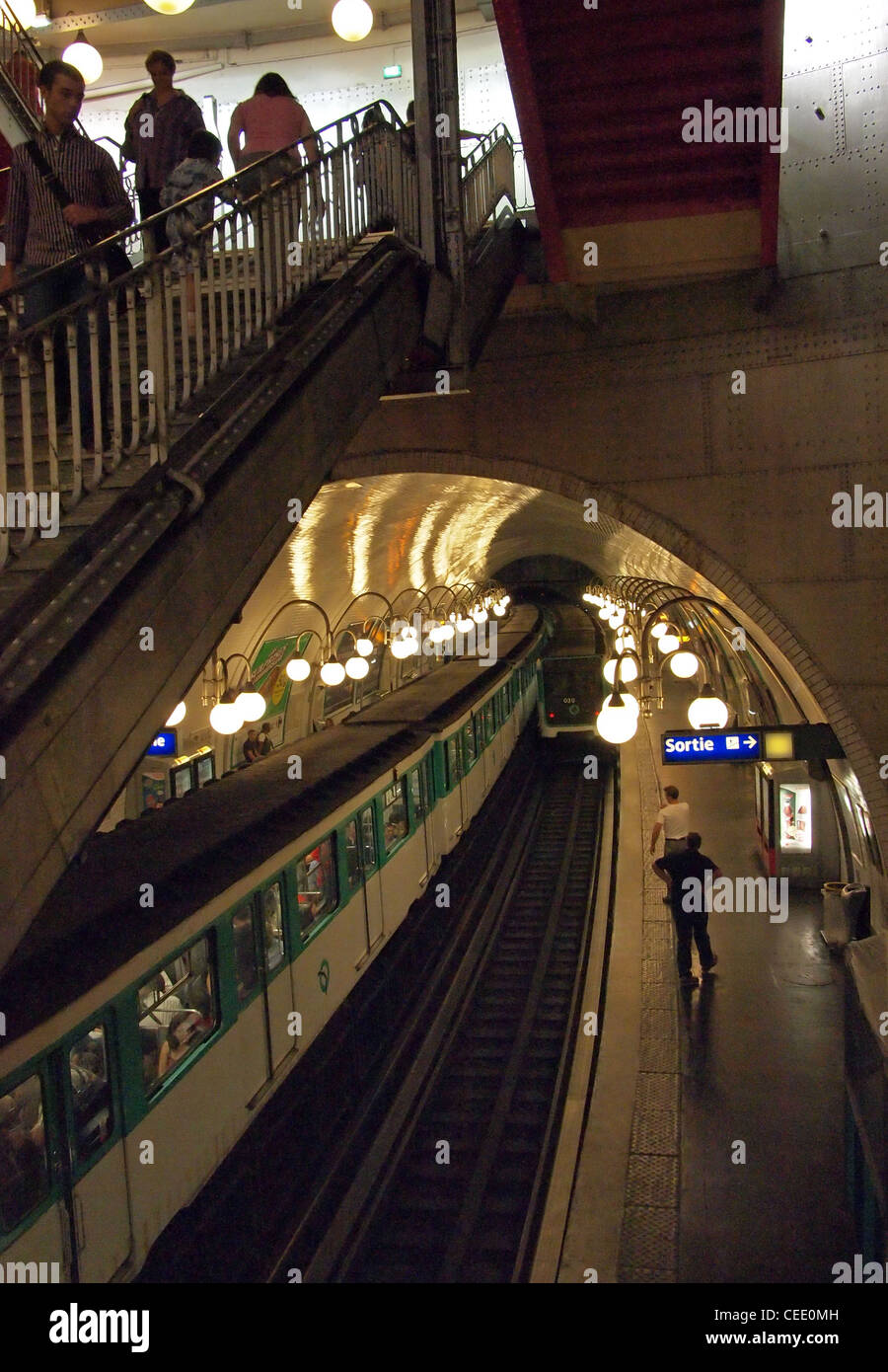 Platform cite metro station hi-res stock photography and images - Alamy