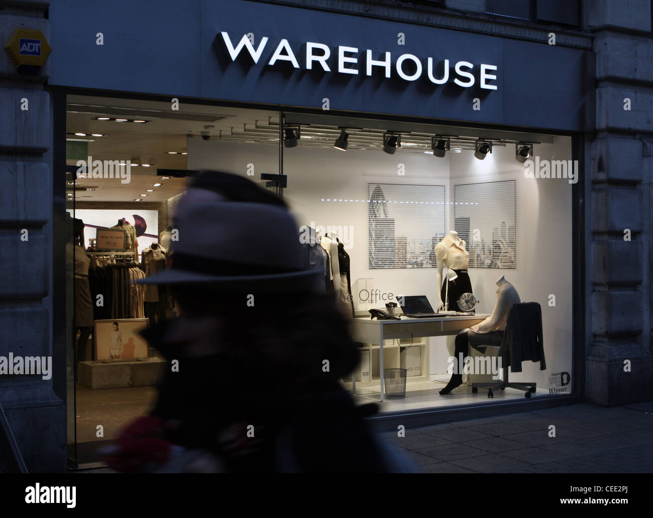 Night london walking figure hi-res stock photography and images - Alamy