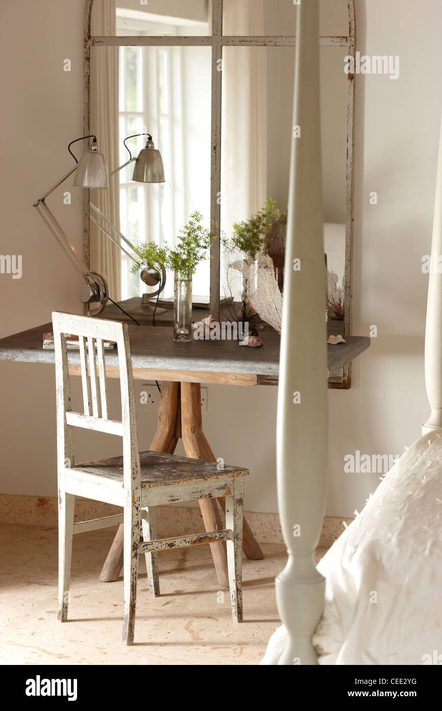 honeymoon cottage table and chair Stock Photo - Alamy