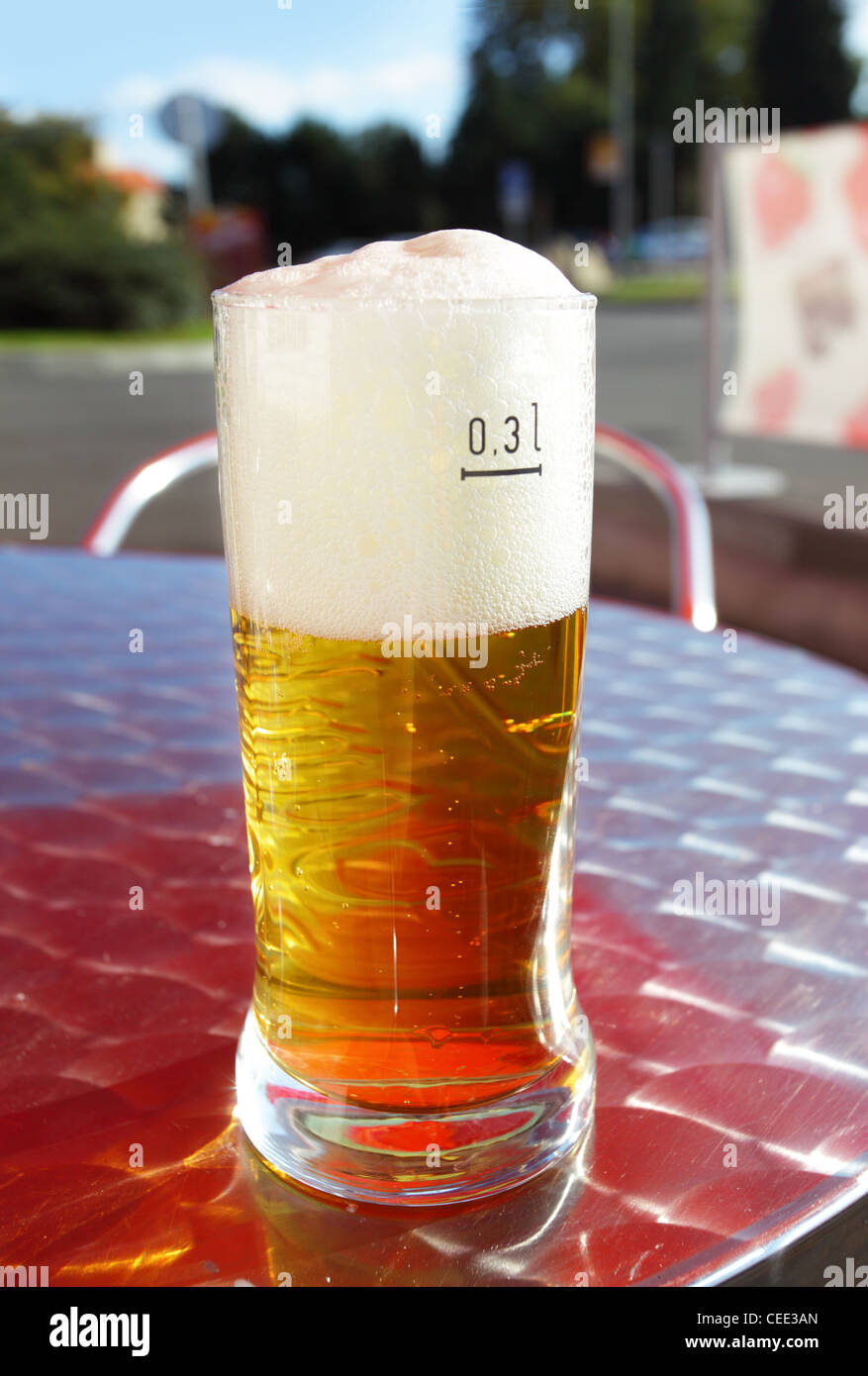 Outdoor beer closeup table hi-res stock photography and images - Alamy