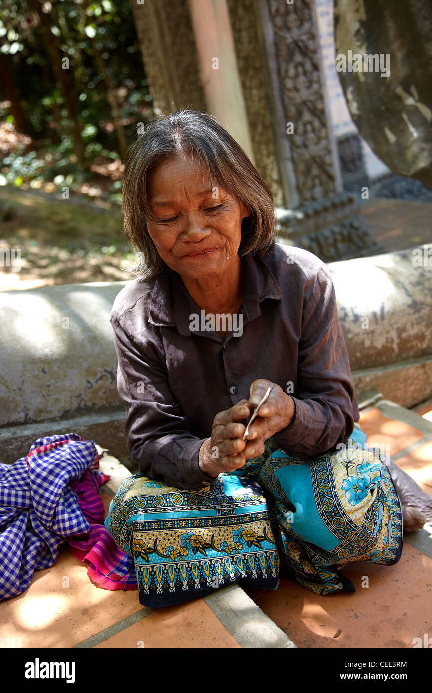Lady begging hi-res stock photography and images - Alamy