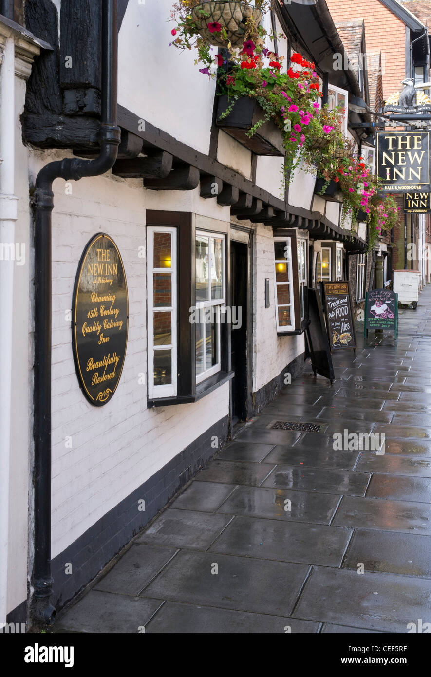 Wet pavement uk hi-res stock photography and images - Alamy