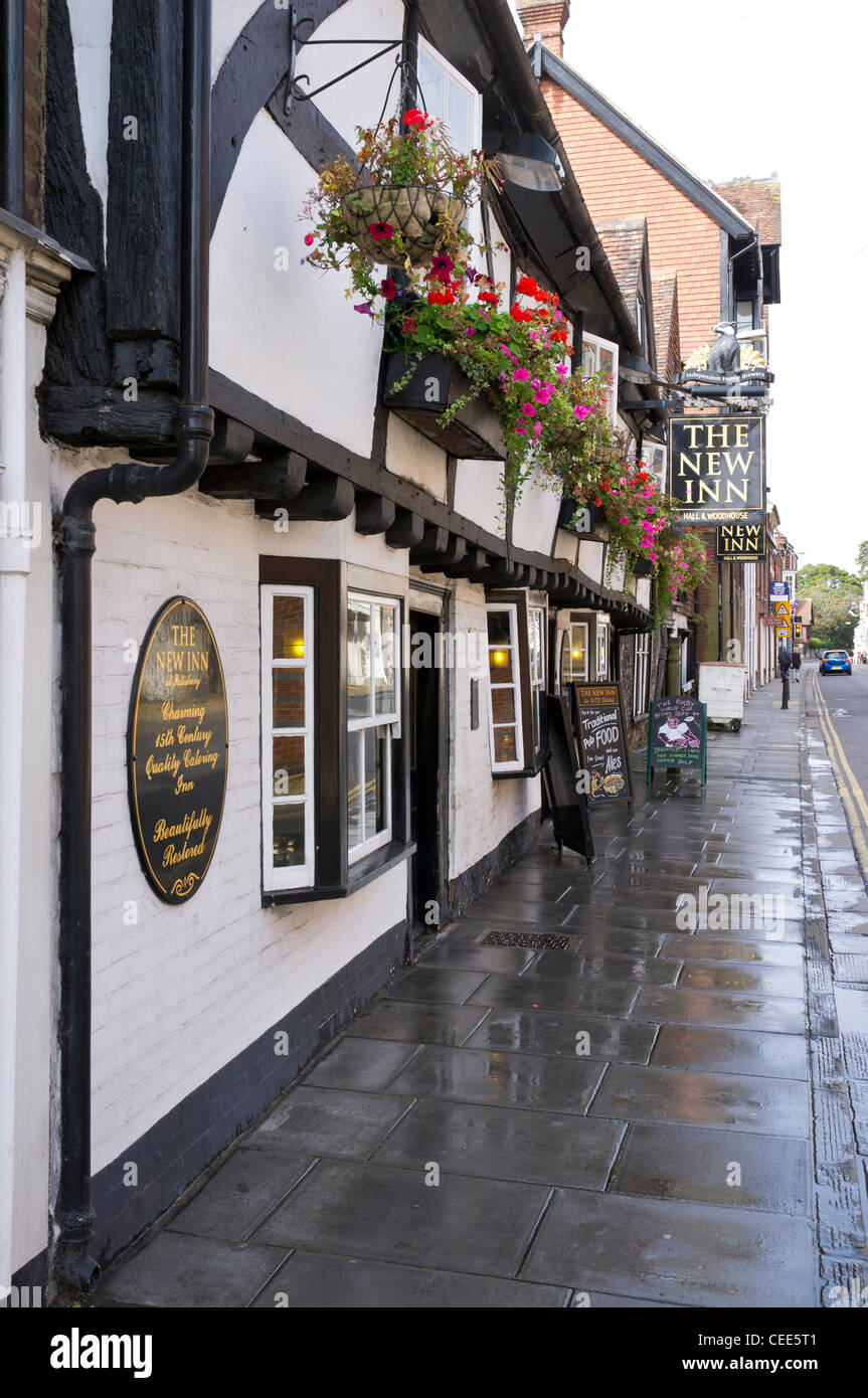 Wet pavement uk hi-res stock photography and images - Alamy