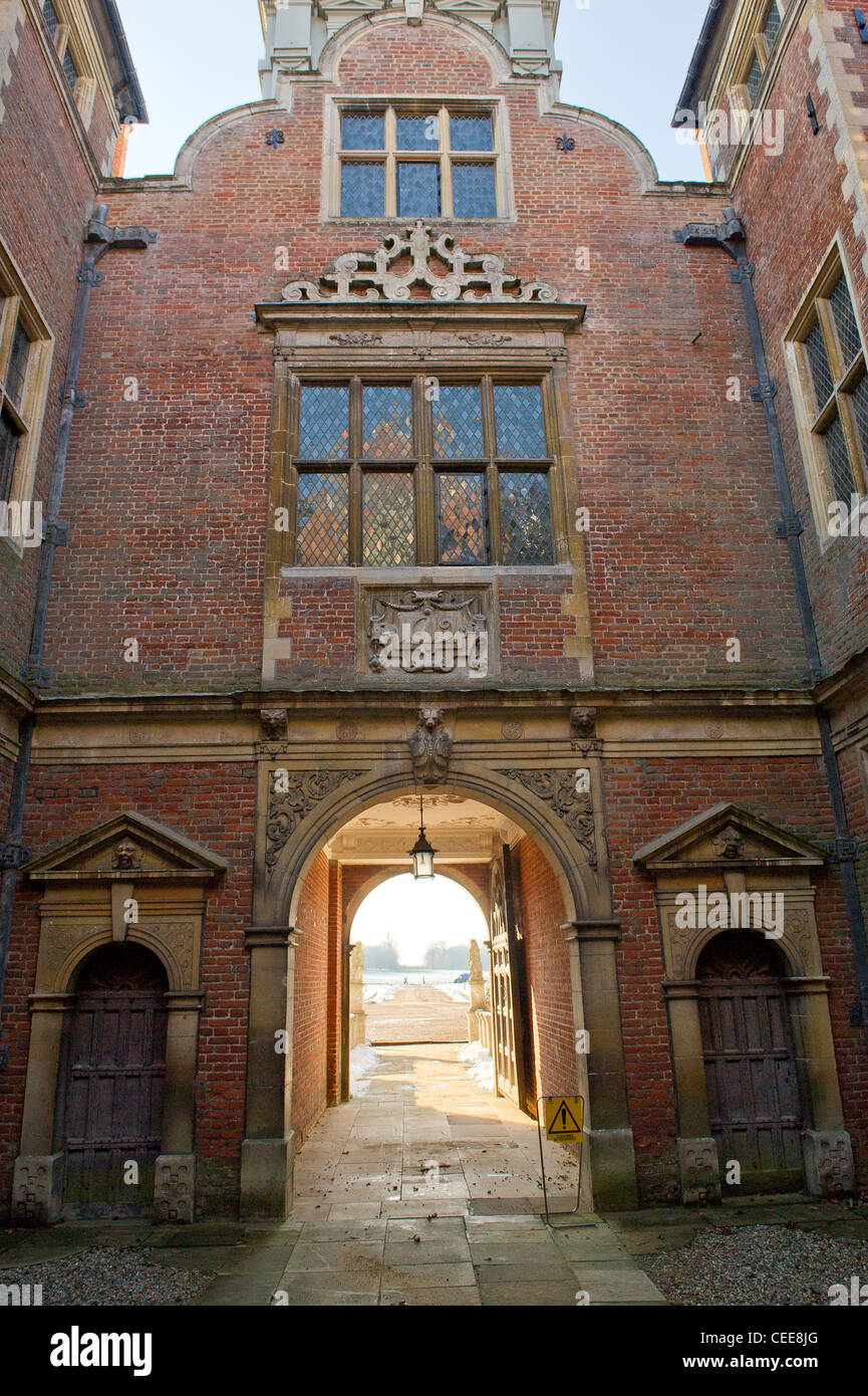 Tudor courtyard hi-res stock photography and images - Alamy