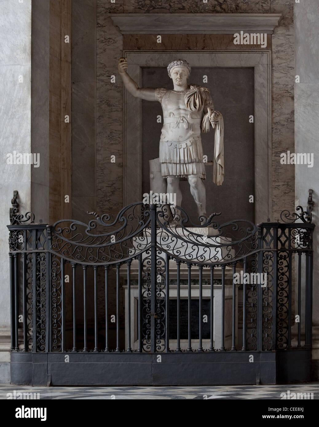 Kaiser rom statue hi-res stock photography and images - Alamy