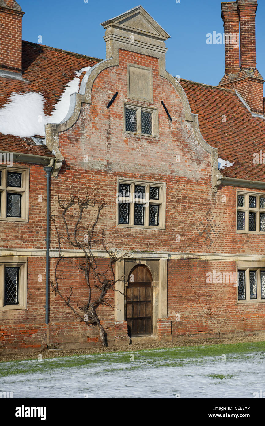 Tudor brickwork and windows for stately homes Stock Photo - Alamy