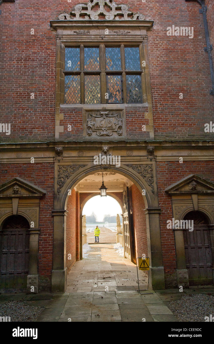 Tudor courtyard hi-res stock photography and images - Alamy