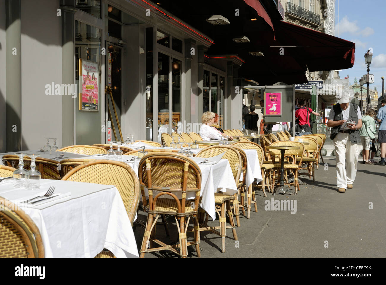 Paris cafe table and chairs hi-res stock photography and images - Alamy