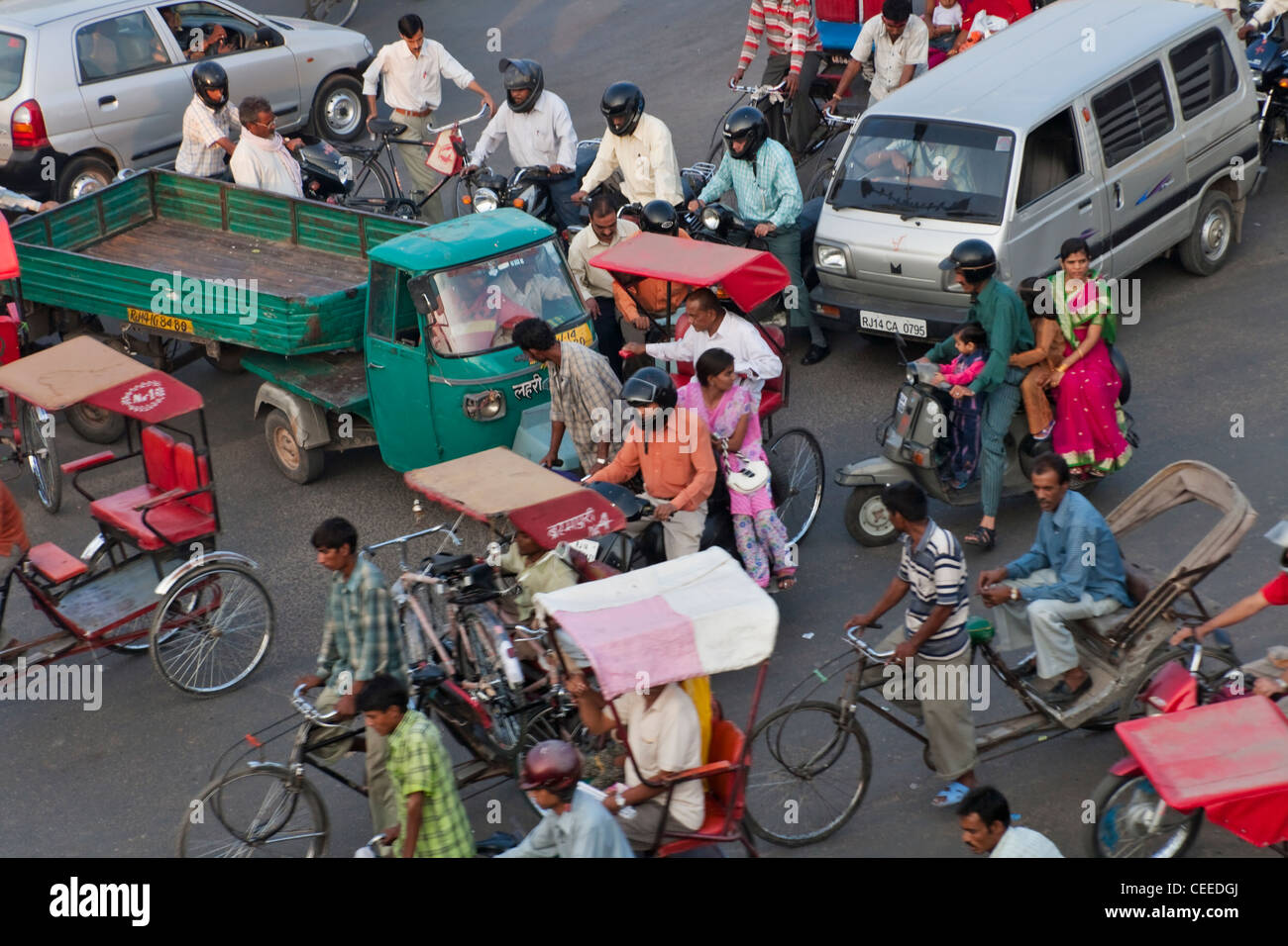 Busy traffic during the rush hour in jaipur hi-res stock photography ...