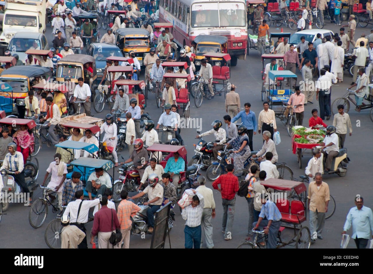 Busy traffic during rush hour in the old town, Jaipur, Rajasthan, India ...