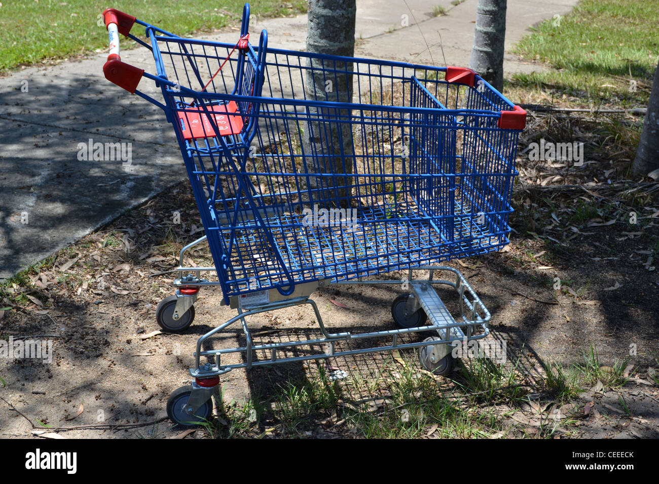 Shopping trolley dumped in creek Stock Photo - Alamy