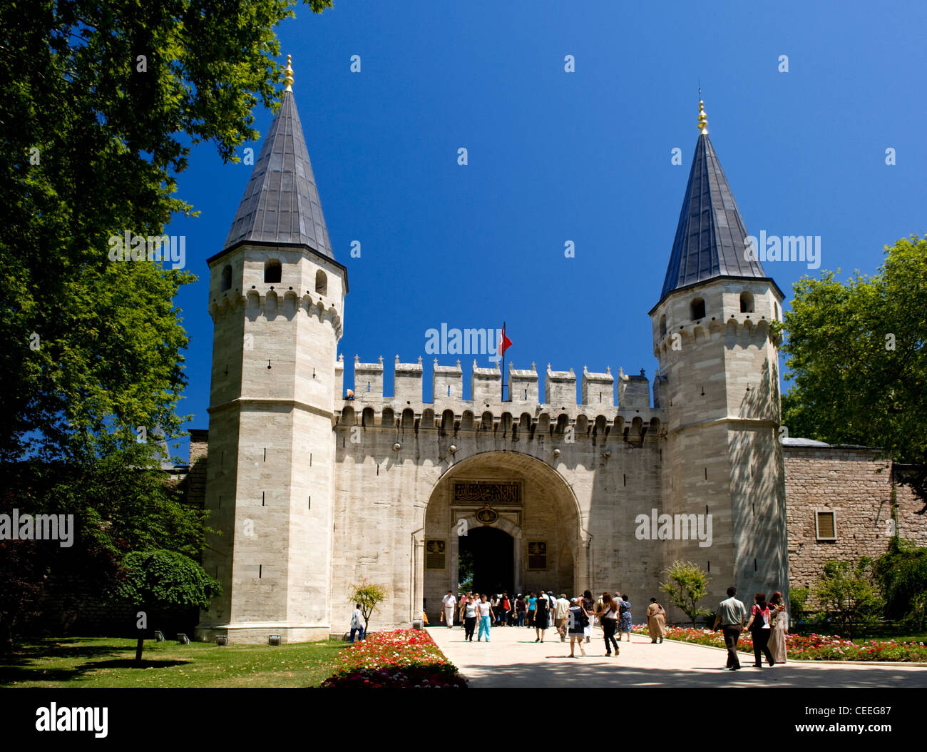 Tourists enter the Topkapi Palace grounds, Istanbul, Turkey Stock Photo ...