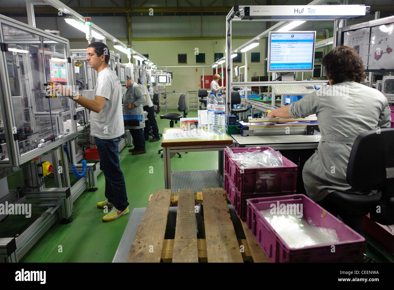 Assembly line workers hi-res stock photography and images - Alamy