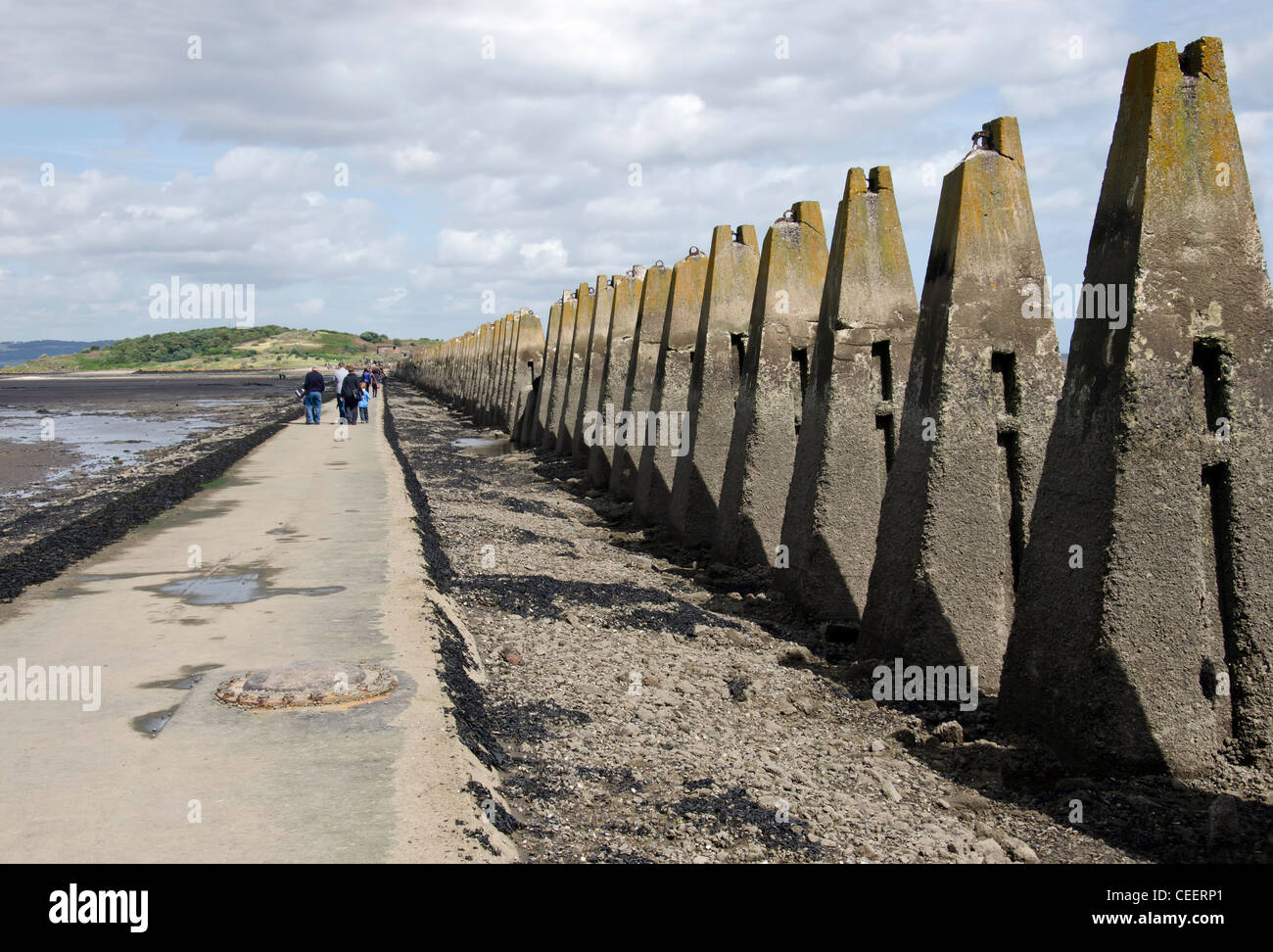 The causeway to Cramond Island, Edinburgh, Scotland Stock Photo - Alamy