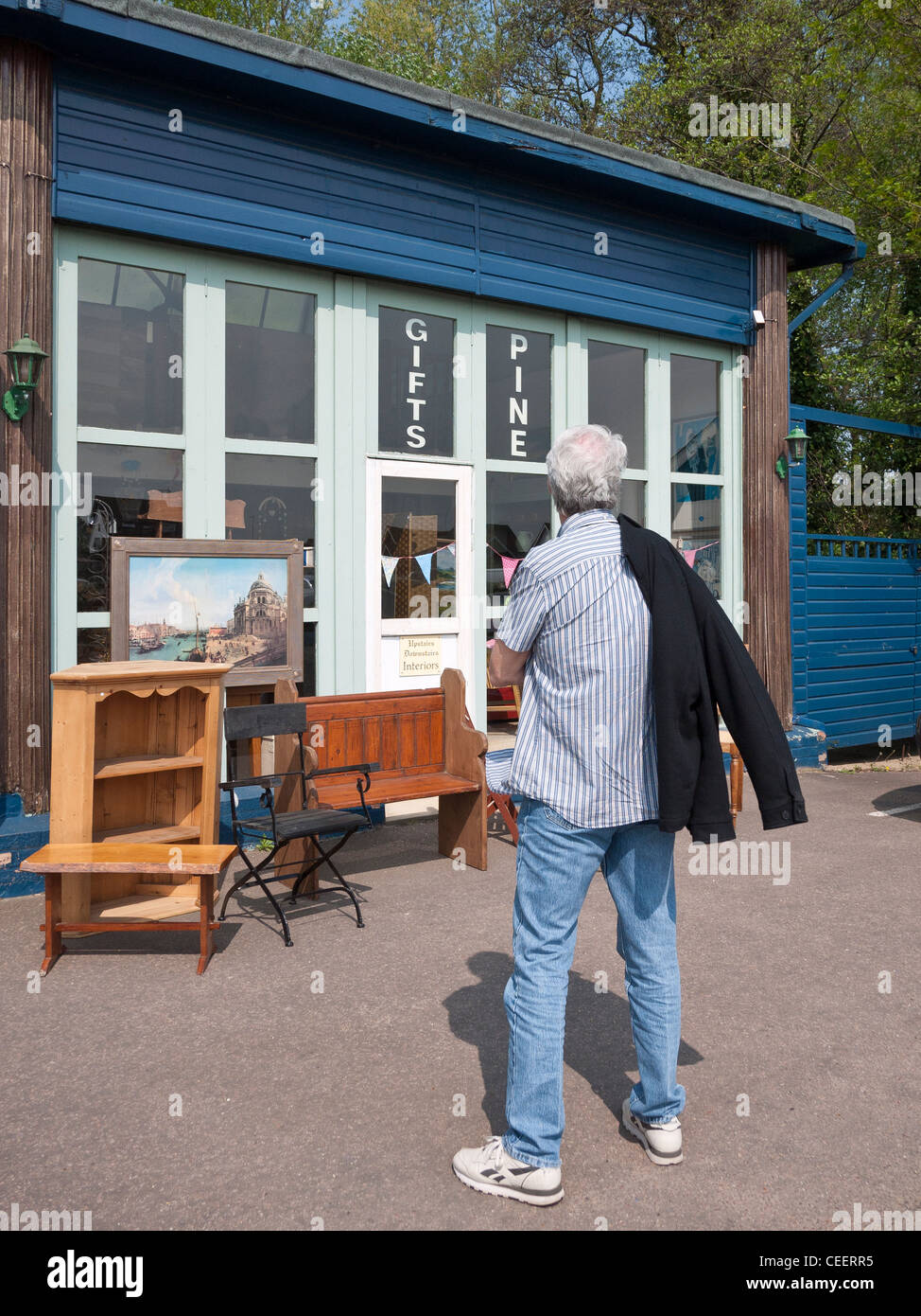 Outside an antiques shop hi-res stock photography and images - Alamy