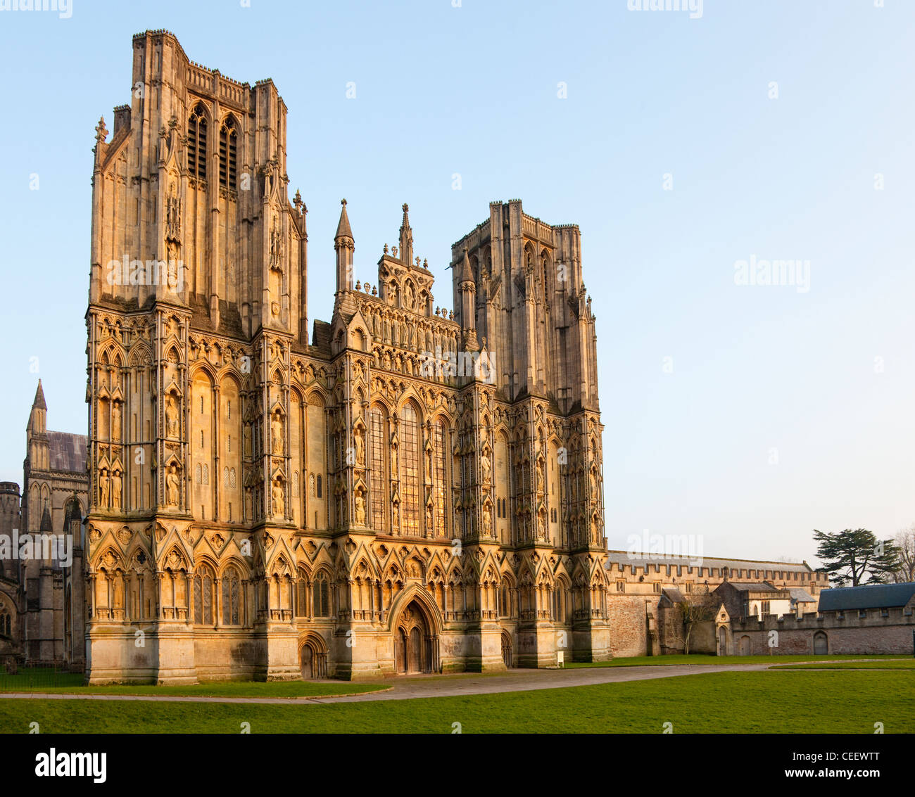 Wells cathedral west facade hi-res stock photography and images - Alamy